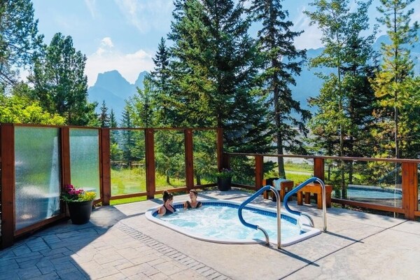 *New* Chic Newly Remodelled | 2 Hot Tubs | Mountain Oasis | Minutes To Banff - Canmore