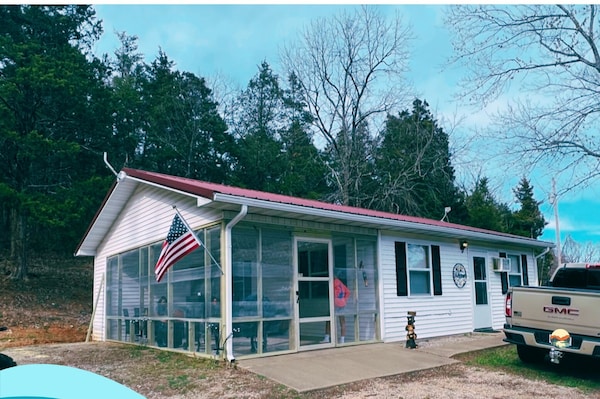 Springside Cottage In Beautiful Eminence. Great Outdoor Space - New Hot Tub! - Eminence, MO
