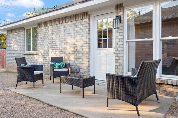 Modern & Cozy Retreat In Roundrock - Georgetown, TX
