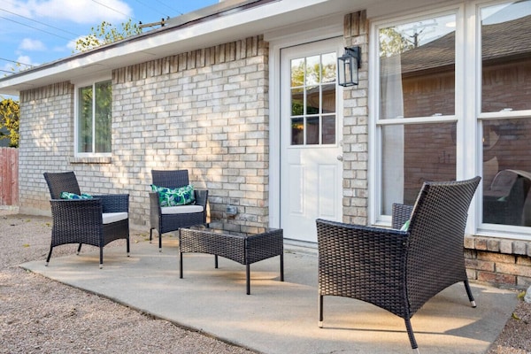 Modern & Cozy Retreat In Roundrock - Georgetown, TX