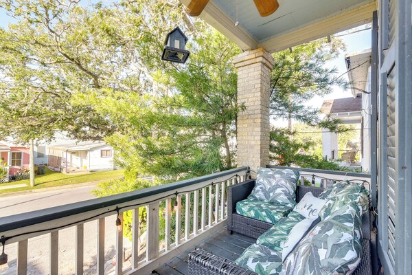 ~ Half-mi To Galveston Seawall: Apartment W/ Deck! - Texas City, TX