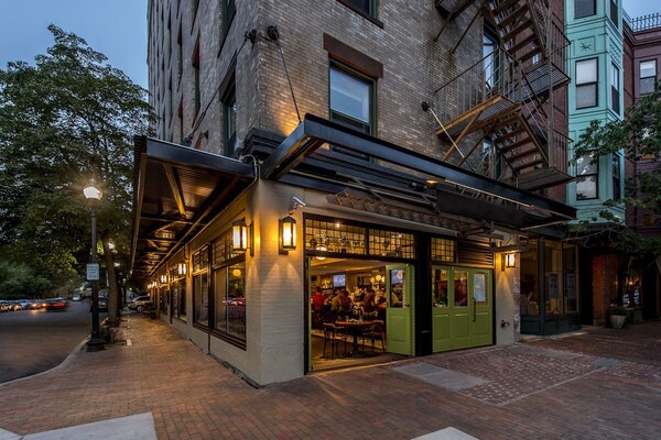 European-style Room W/ Lively Bar & Restaurant Close To Everything! - Somerville
