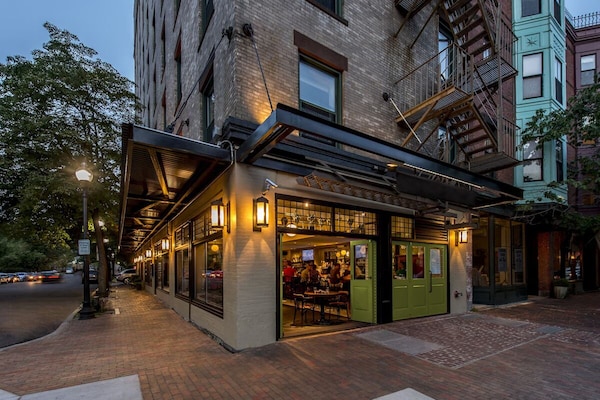European-style Room W/ Lively Bar & Restaurant Close To Everything! - Somerville