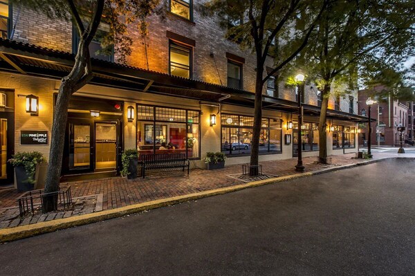 European-style Boutique Room Perfect For Exploring Historic Boston - Boston, MA