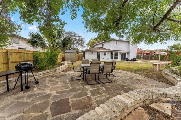 4 Bedroom Family Oasis - 5 Mins To Seaworld - Sleeps 12 - Riverwalk - King Suite - サン・アントニオ, TX