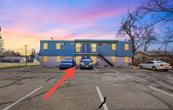 Charming 2-bedroom Apartment One Block From Stadium - Arlington, TX