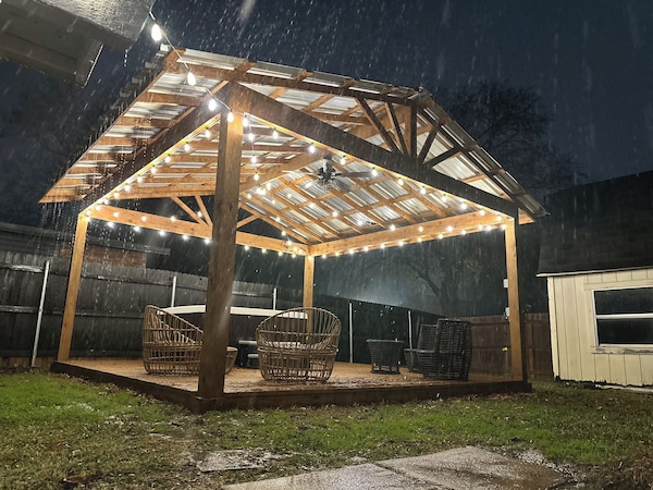 The Butterfly Haven Retreat With Hot Tub, & Minutes Away From Major Attractions - Arlington, TX