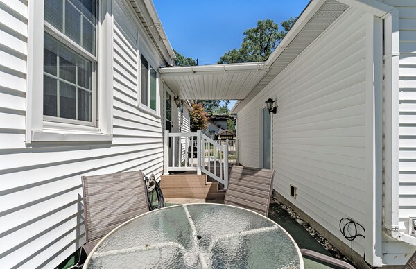 Peaceful Pastel - Cheerful Cottage Close To Pere Marquette And Muskegon Lake - Pet Friendly - Muskegon, MI
