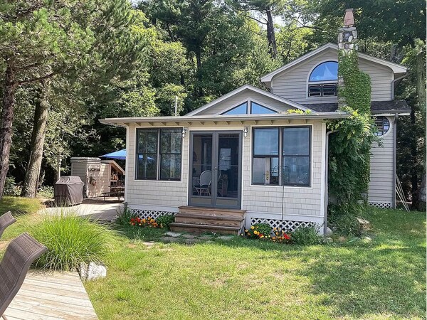 Experience Lakeside Relaxation At Sunset Escape Cottage - Pentwater, MI