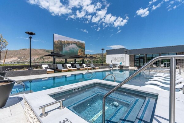 Vibrant 1bd 1ba W/pool, Gym, Htub, Bowling + More! - Salt Lake City, UT