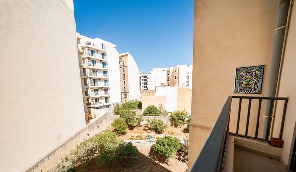 A Pretty Holiday Home Close To Sliema Seafront - Malta