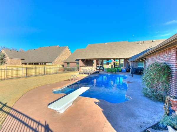 The Dream Cove/ Spacious 5-bedroom, 5 Bathroom Home With Pool/hot Tub/game Room - Oklahoma City, OK