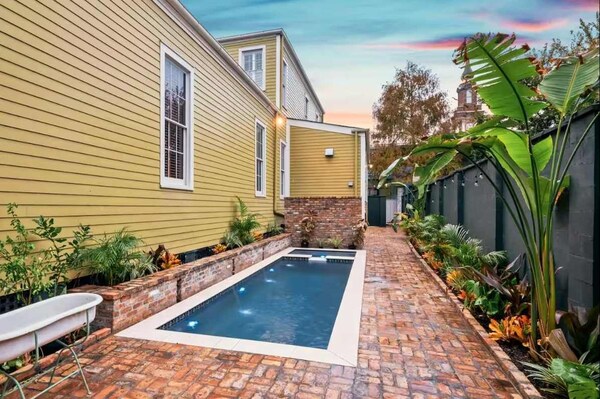 Striking Mansion W/pool & Spa + Walk To Downtown - New Orleans, LA