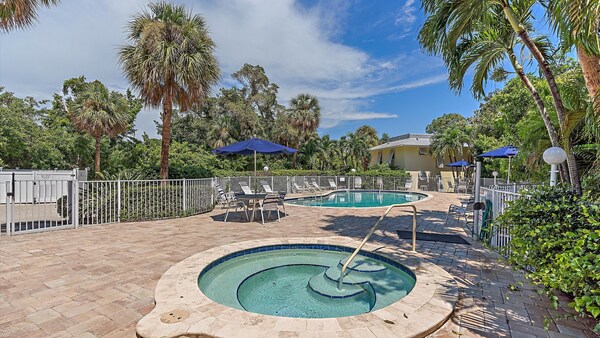 Completely Renovated, Brand New Furnishings, Beach Castle 21 - Longboat Key, FL