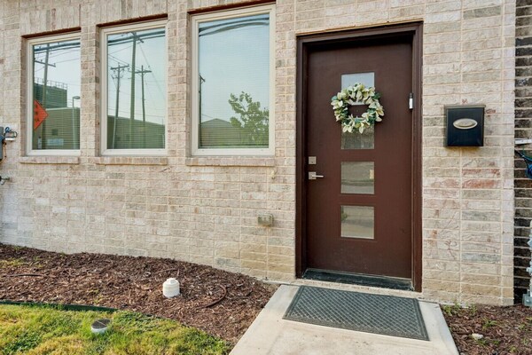 Joyful 1bd: Pleasant, Warm & Close To The Action! - Cultural District - Fort Worth