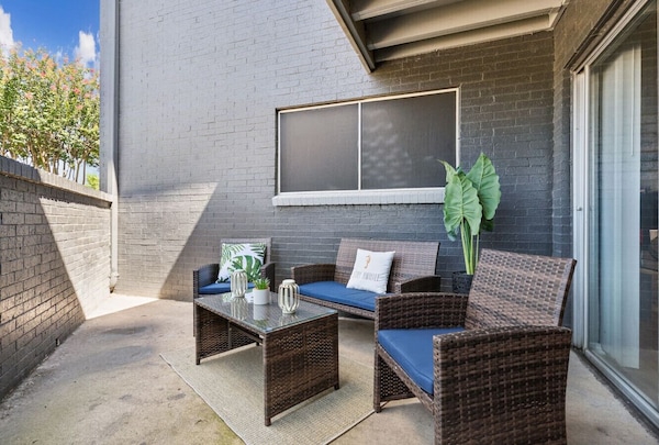 At&t Is Literally Steps Away! Joyfull & Comfy 2bd! - Arlington, TX