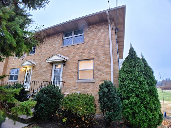 2bed /1bath Th - 7min Six Flags, 14min Navy Base - North Chicago, IL
