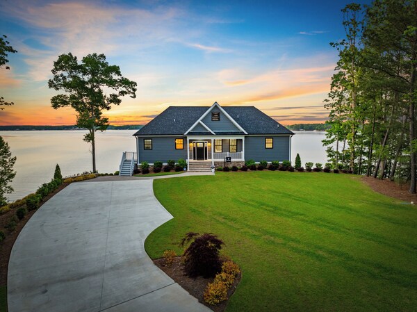 Lakefront Luxe  Arcade  Dock  Hot Tub - Lake Gaston