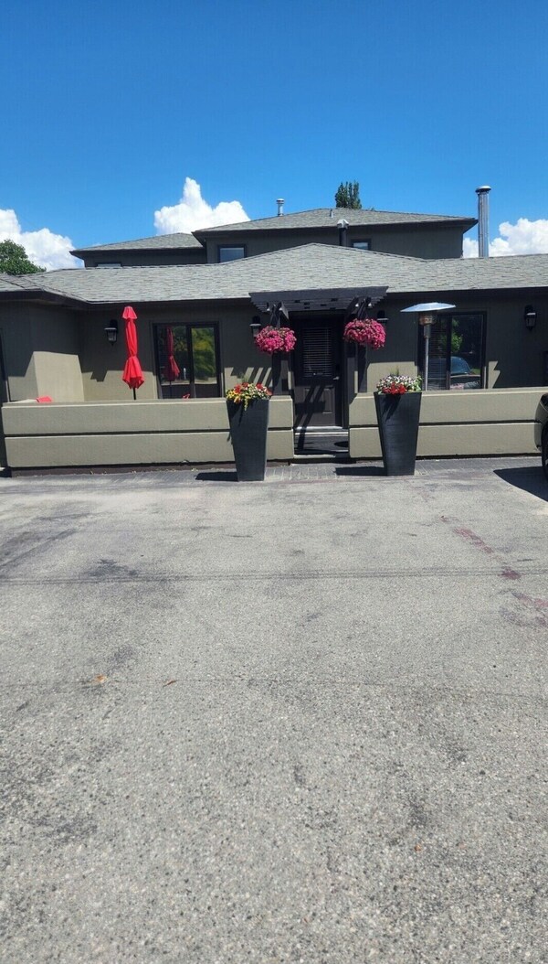 Private Suite Close To Downtown & On The Wine Trail - West Kelowna