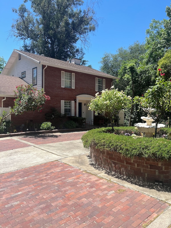 2-bedroom Semiprivate Upstairs Kitchenette Apartment. - Rancho Cordova, CA