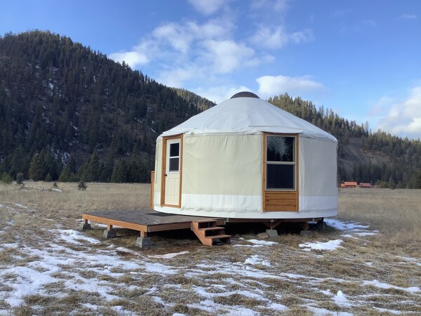Nice 1-bedroom  Off Grid Yurt No Wi-fi Yurt 22 Miles Up Rock Creek. - Montana