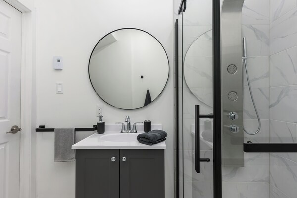 Chic 2-bedroom Apartment In The Heart Of The Citys Vibrant Hub - Brossard