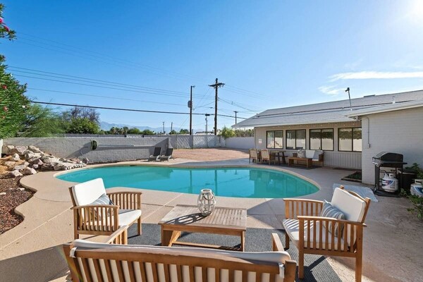 The Manchester - Close To Gem Show! Spacious 4-bedroom House W/game Room - Tucson, AZ