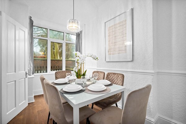 Three Bedroom House - 6 Guests - Garden - Parking - Villa Park