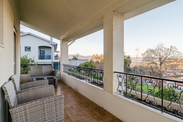 Casa De Vacaciones 'Casa Familiar' Con Vistas A La Montaña, Terraza Privada Y Wi-fi - Guimarães