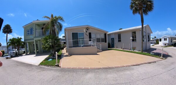 Adorable 2 Bedroom 2 Bath Beach House - Jensen Beach, FL