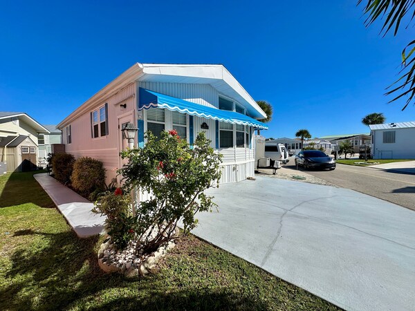 Adorable 2 Bedroom 1 1/2 Bath Beach Home - Jensen Beach, FL