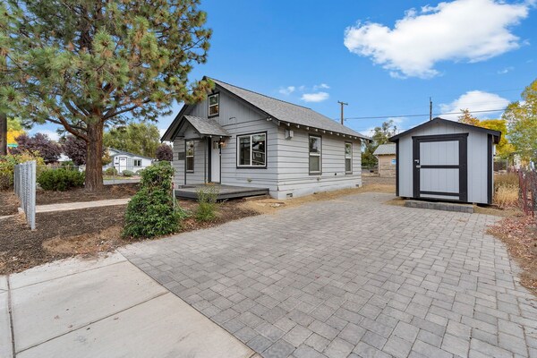 Cozy Downtown Redmond Cottage - Redmond, OR