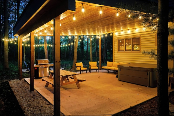 Dollybrook Cottage 1: Shared Pool, Private Hot Tub, Pet Friendly - Michigan