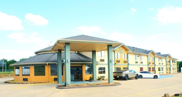 Convenient Room Located At Interstate 40 | Access To Downtown - Fort Smith, AR