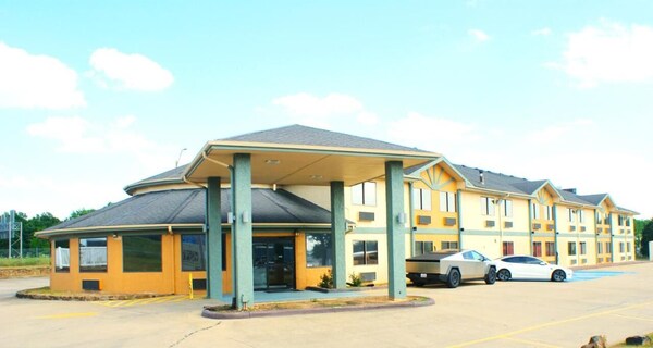 Enjoy Free Breakfast At Charming Inn In Van Buren | 2 Affordable Rooms - Arkansas