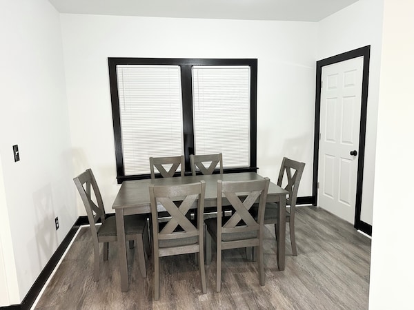 Fully Renovated Modern 4-bedroom, 3-bath Home Close To Downtown Cleveland - Greater Cleveland Aquarium, Cleveland