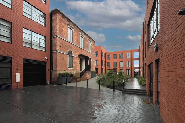 Professionals, City Centre, Parking, Superstore Nearby - Villa Park