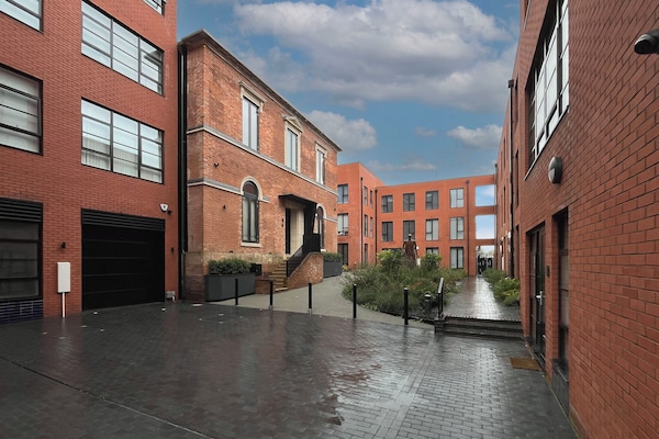 Professionals, City Centre, Parking, Superstore Nearby - Villa Park