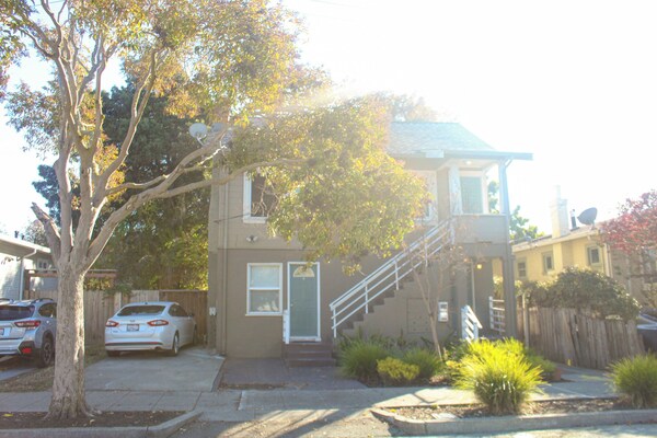 Cozy 2-bedroom Condo In Fabulous Berkeley Next To The Marina - Oakland, CA