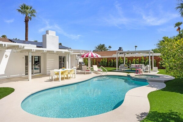 Pink Door Resort - Luxury Meets Fun: Saltwater Pool, Spa & Outdoor Lounge Awaits - Palm Springs, CA