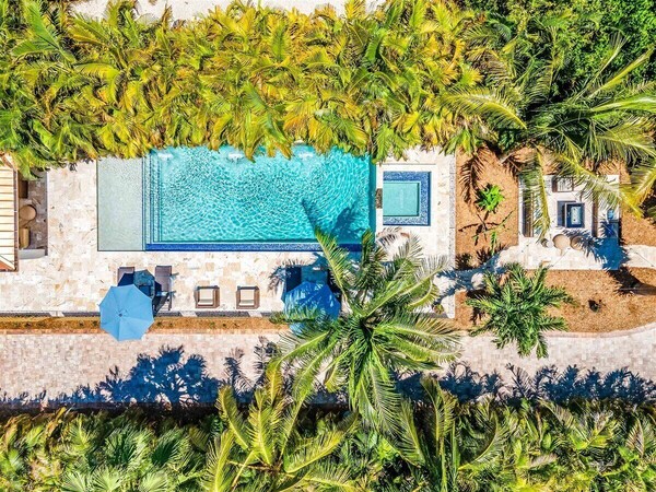Casa Feliz ~ Beachfront Oasis W/ Heated, Resort-style Pool, Movie Room & More! - Florida Keys, FL