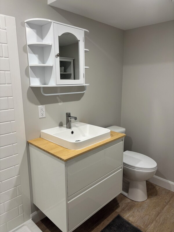 Brand New Apartment On Leafy Residential Street. Fully Equipped, On Bus Routes. - Gatineau