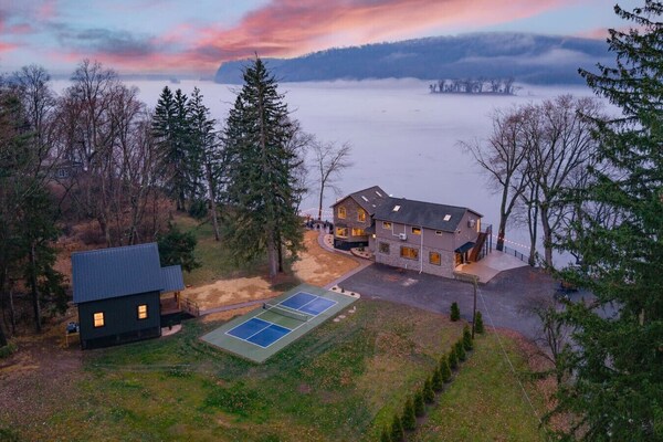 Riverside Retreat  Sleeps 20 - Pillow, PA