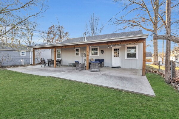 Covered Patio, Finished Basement, Amazing Location - Shawnee, KS