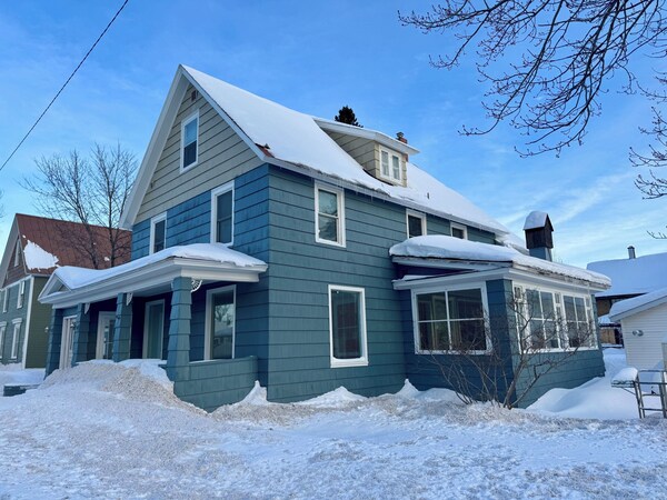 Spacious 7-bedroom House With Wifi, Garage, Sauna, And Ac In Amazing Calumet - Michigan