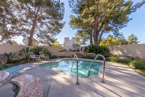 Golfcrest Getaway, Foosball, Near Ucsd, King Bed, Pool, Jacuzzi, Private Balcony - San Diego, CA