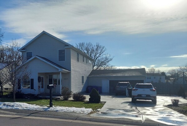 Buffalove House With Huge Yard, Games And Centrally Located! - Buffalo, NY
