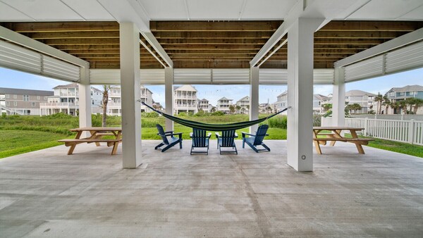 Contemporary Coastal Cabana, Beach & Lake Views - Galveston, TX