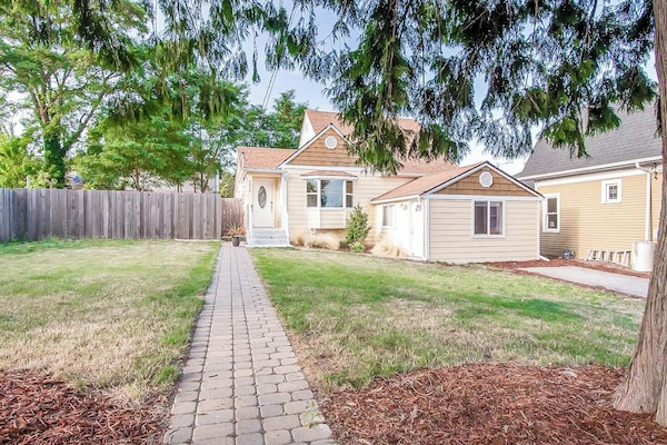 Stylish Modern Farmhouse W/yard 10 Mins From Dt - Mercer Island, WA