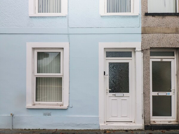 19 Great North Road, Pet Friendly, With Open Fire In Milford Haven - Milford Haven